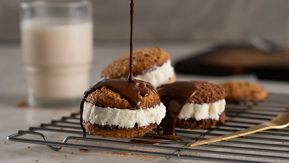 Sándwich de galleta relleno de helado con cobertura de chocolate ...